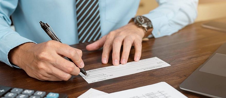 One-Cheque Rent Payment in Dubai: Laws, Pros & Cons | dubizzle